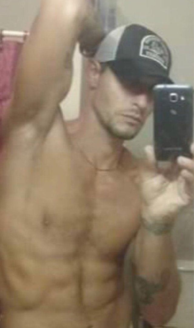 Dillon, 35, Knoxville - "GayFriendly"