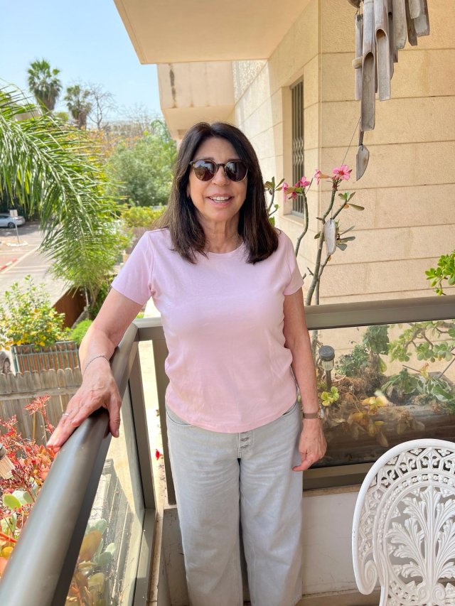 אסתר, 65, רמת השרון - "date50plus"